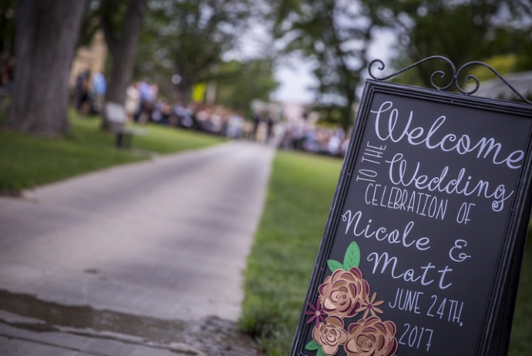 Wedding Signs: 3 Easy Ways To Make Your Own | Clique Out